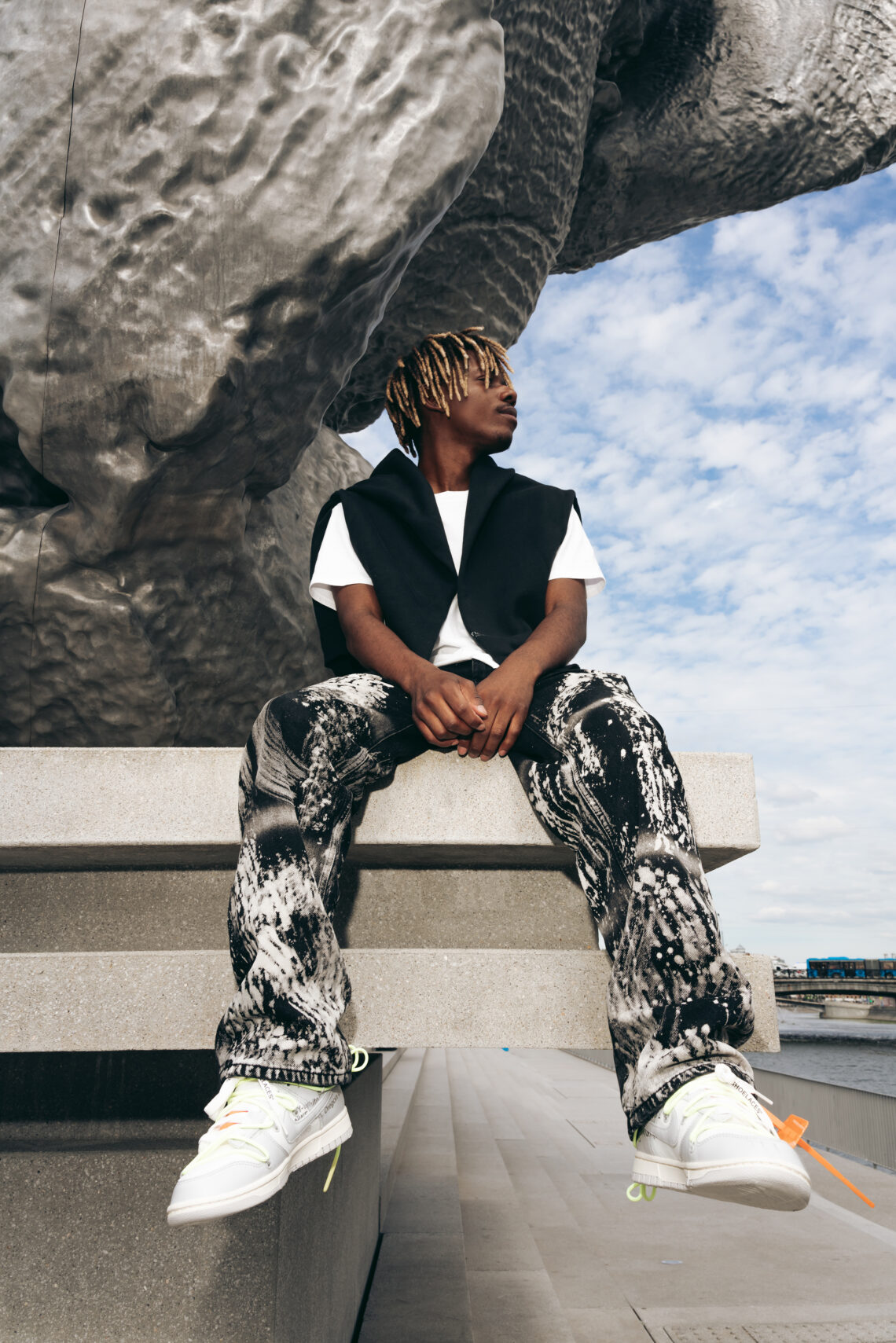 Лимитированные сникеры, эксклюзивные bearbrick и DSP от Канье Уэста ...